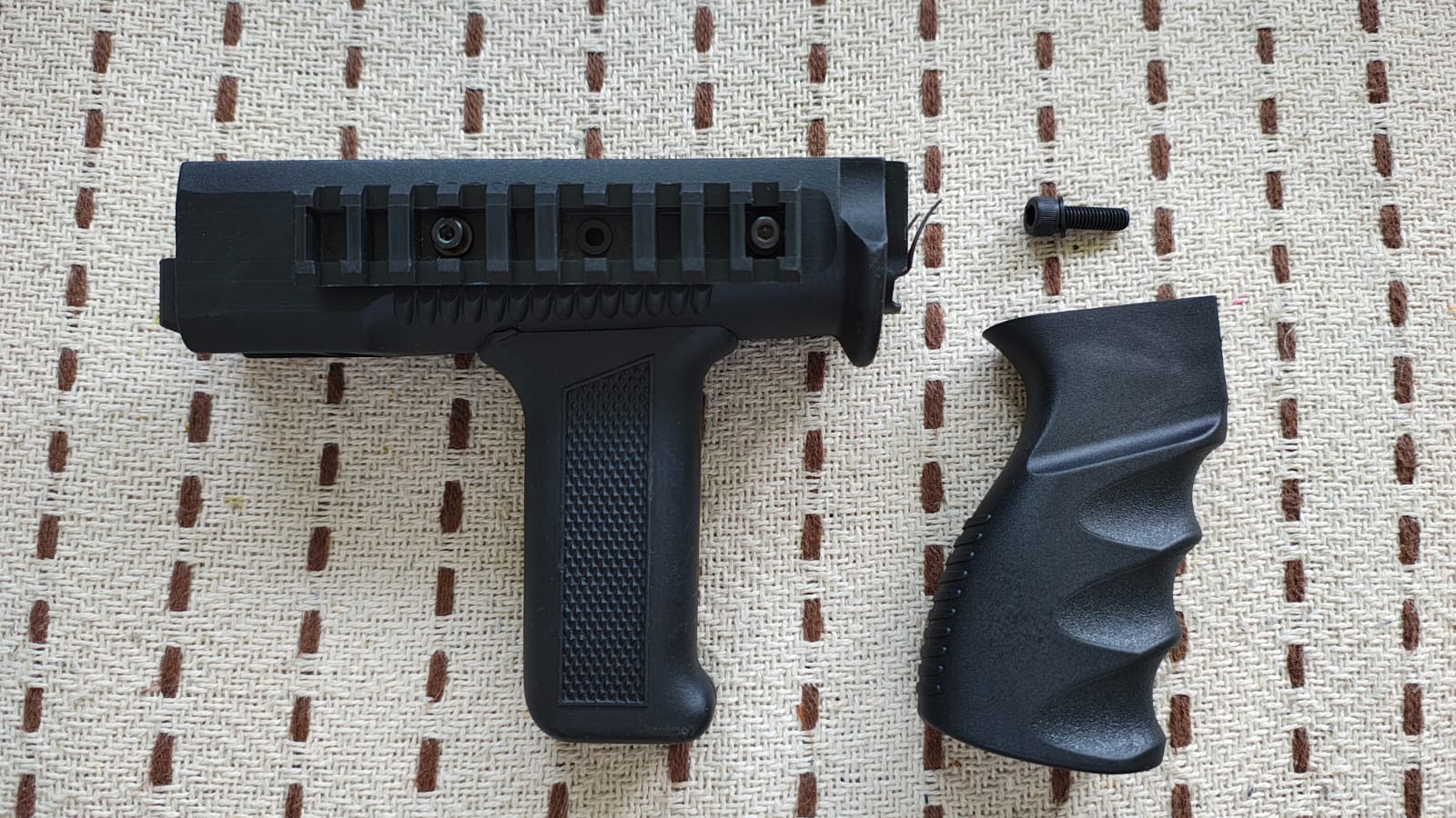 NOS Beryl wz.96 LWR Handguard w/Vertical Grip (picatinny rails on both ...